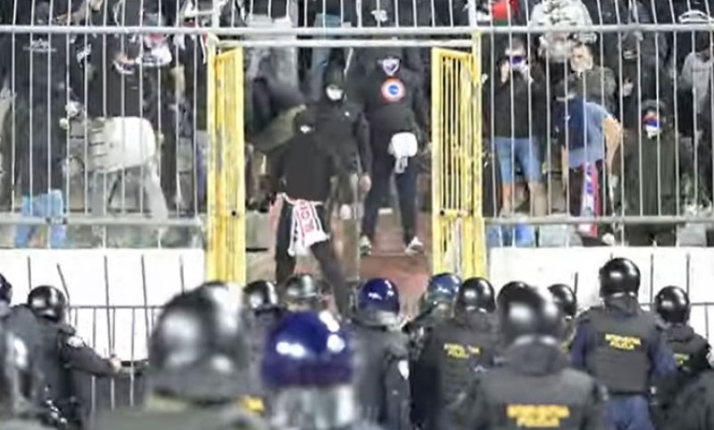Tri policajca prevezena u bolnicu: Huligani demolirali stadion uhapšena ...