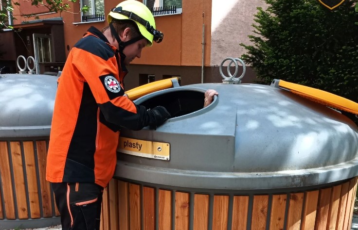 Neobična situacija: Pošao da baci smeće, pa završio u podzemnom kontejneru | BL Portal