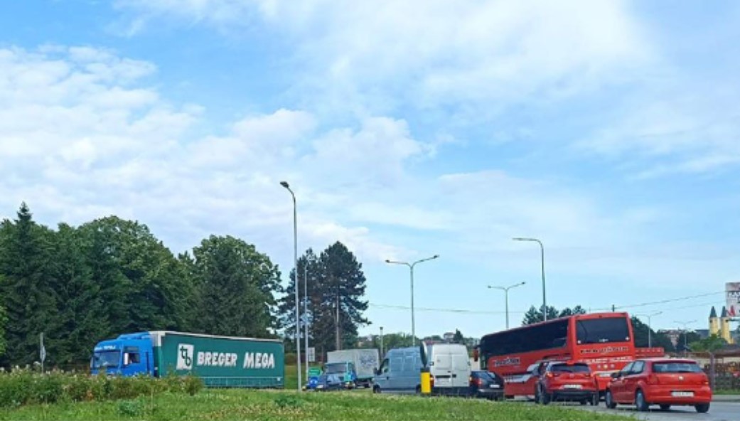 Gužva u saobraćaju: Udes u kružnom toku u Banjaluci | BL Portal
