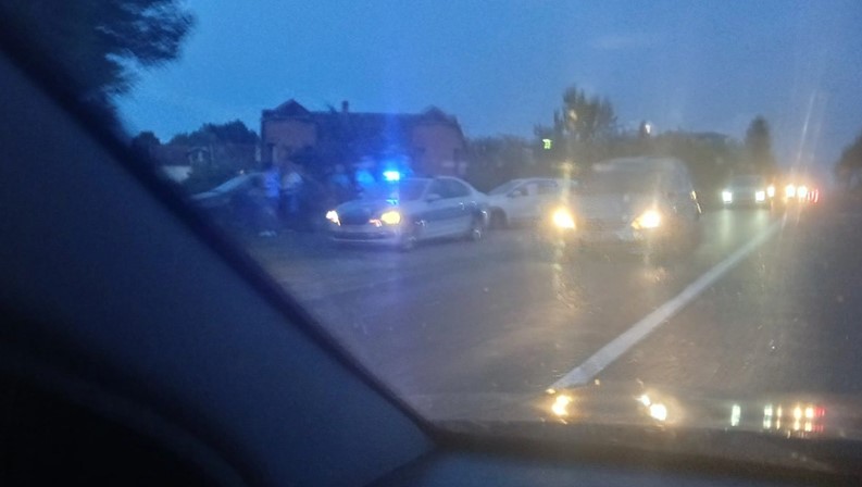 Udes u banjalučkom naselju: Automobil završio na krovu FOTO | BL Portal