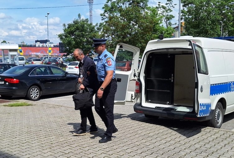 Nastavnik sproveden u tužilaštvo: Osumnjičen za polno uznemiravanje učenica VIDEO | BL Portal