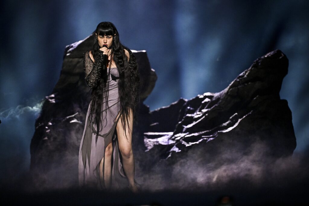 Teya Dora bacila publiku u trans: Srpska predstavica dobila gromoglasan ...