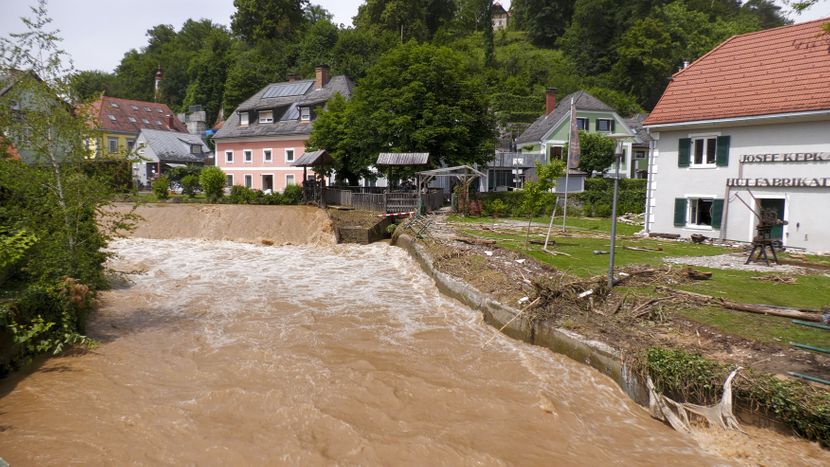 Klizište zatrpalo djecu u šumi dok su šetala: Za dječaka (5) pomoć ... Klizište zatrpalo djecu u šumi dok su šetala: Za dječaka (5) pomoć ...