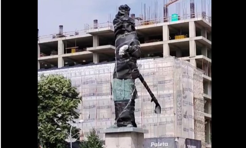 Spomenik osvanuo u parku u centru grada: Kulin ban “stigao” u Banjaluku ...