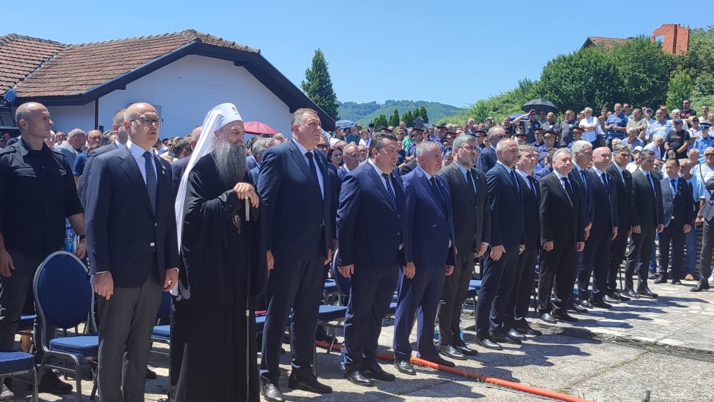 Položeni vijenci i cvijeće na groblju u Bratuncu: Najviši zvaničnici ...