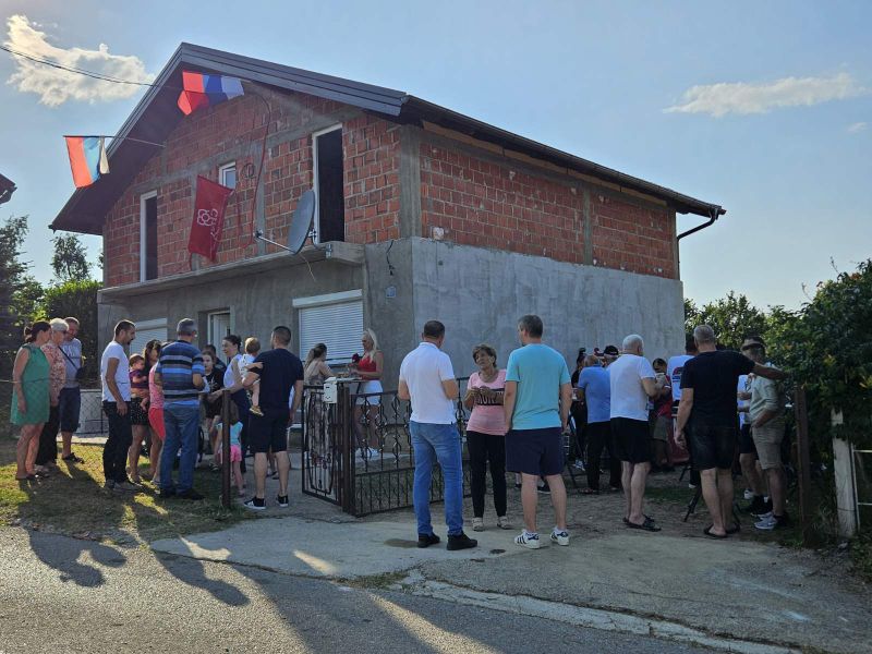Aktivisti SNSD-a Banjaluka pomogli u pokrivanju kuće porodice Vujičić ...
