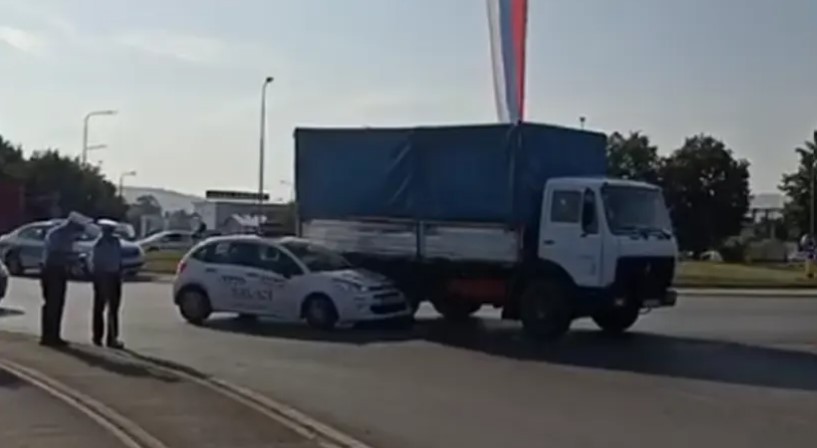 Udes na kružnom toku u Banjaluci: Sudar kamiona i vozila auto škole FOTO | BL Portal