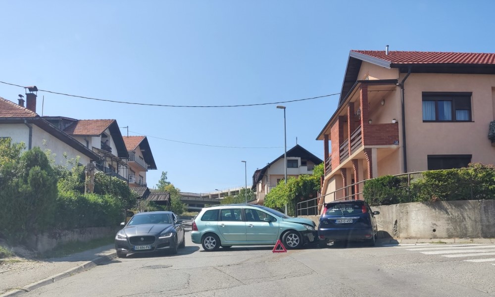 Udes u banjalučkom naselju: Sudarila se dva vozila, saobraćaj usporen | BL Portal