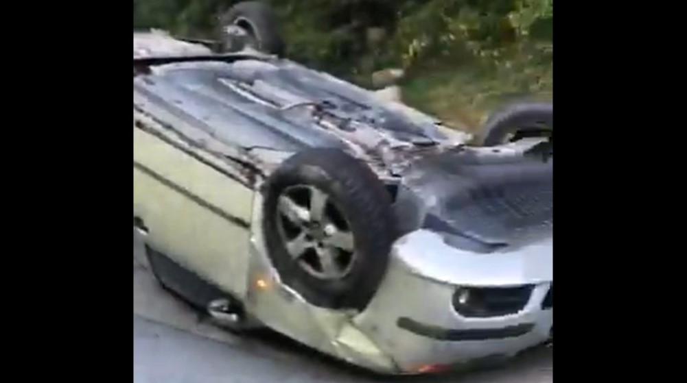 Težak udes u ovom dijelu BiH: Automobil završio na krovu VIDEO | BL Portal