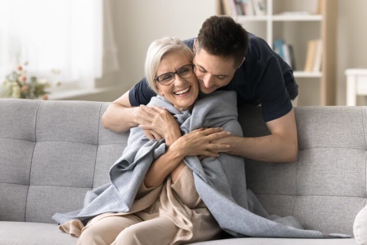 Mladi ne napuštaju porodične domove i do 34. godine: Kolika je ...