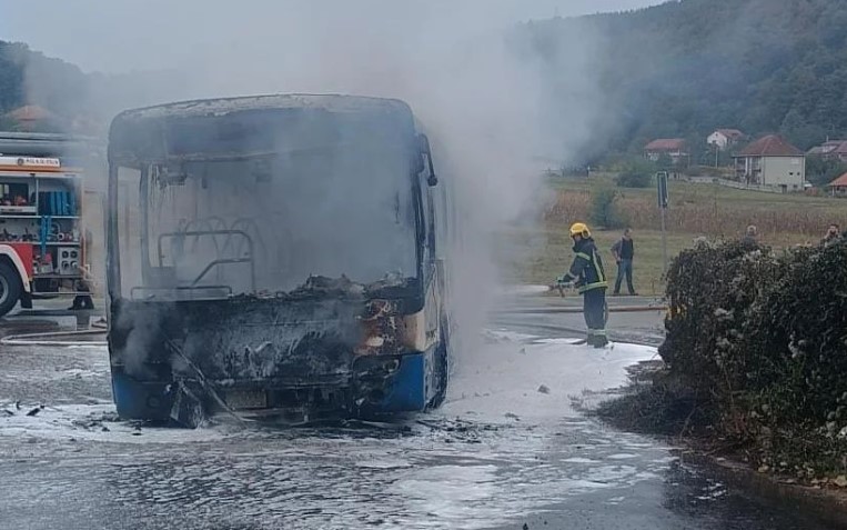 Kulja dim iz vozila: Autobus “nestao” u plamenu FOTO | BL Portal
