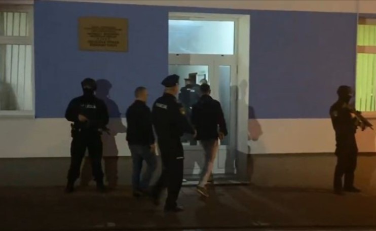 Povezuju ih sa maloljetnikom koji je ubio policajca: Uhapšeni u Bosanskoj Krupi biće predati ...