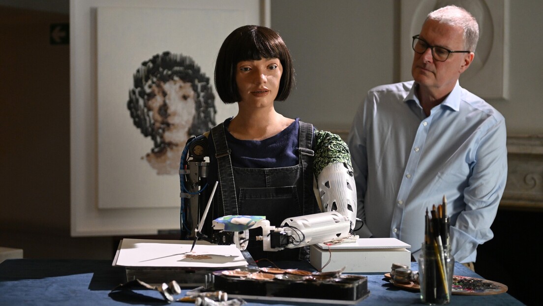 Prva slika koju je naslikao robot prodata na aukciji za više od milion ...