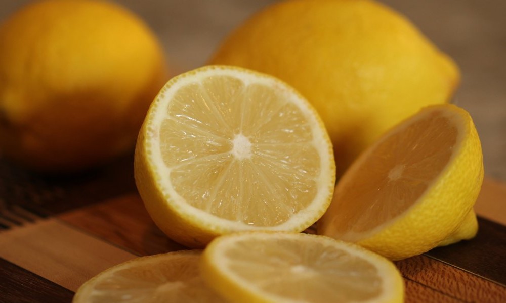 Pomoćno sredstvo: Šta sve možete očistiti sa limunom? | BL Portal