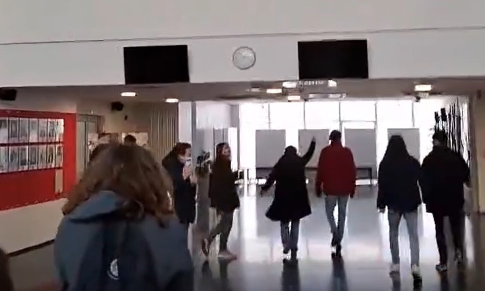 Rektor se zaključao: Studenti zauzeli Rektorat u Novom Sadu VIDEO | BL Portal