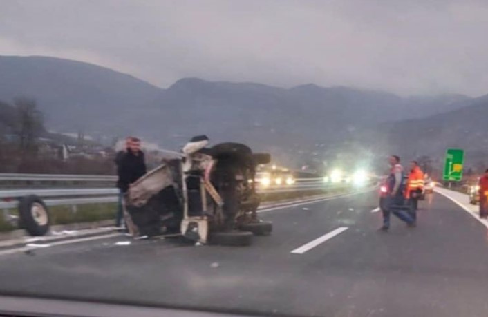 Nesreća na autoputu: Vozilo se prevrnulo, usporen saobraćaj | BL Portal