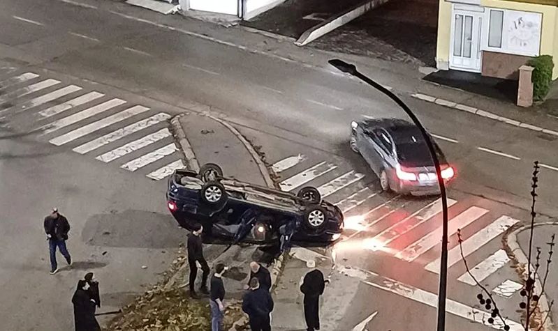 Težak udes u Banjaluci: Automobil završio na krovu, prolaznici izvukli vozača | BL Portal