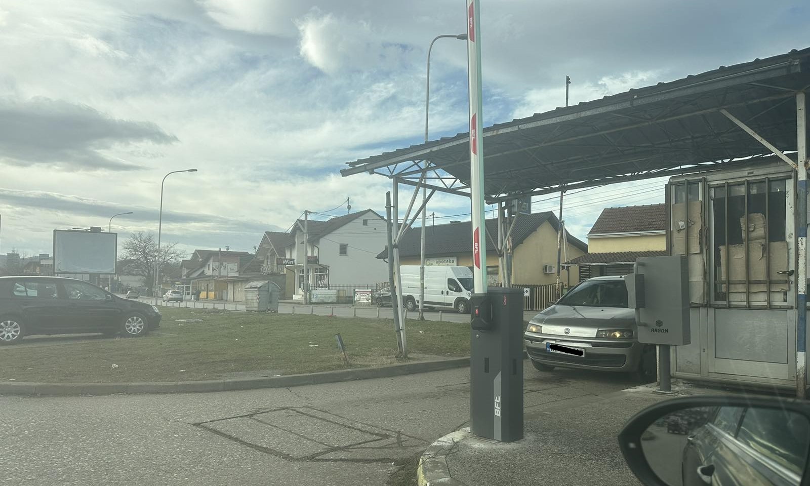 Nema više – dobar dan, evo pare: Automatska rampa poskupljuje parking kod banjalučke Nove pijace ...