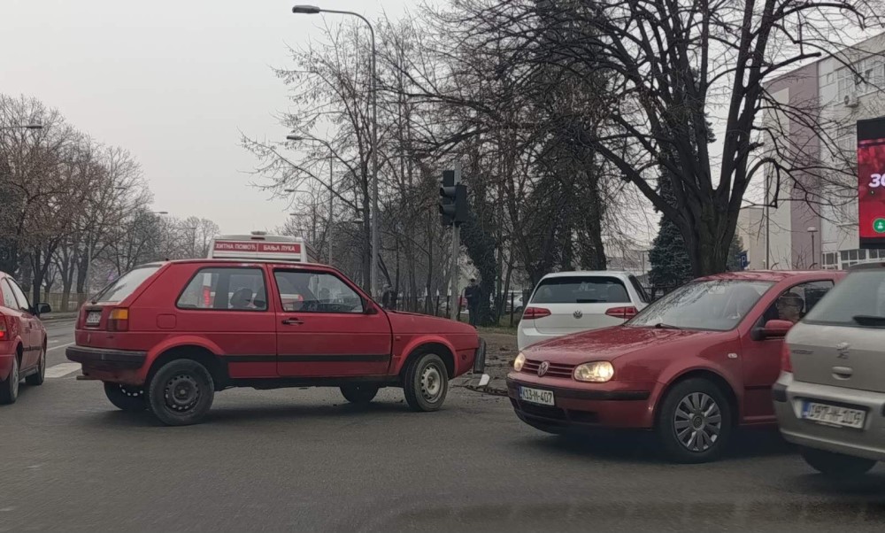 Policija na terenu: Sudar kod banjalučke Gimnazije, semafor ne radi FOTO | BL Portal