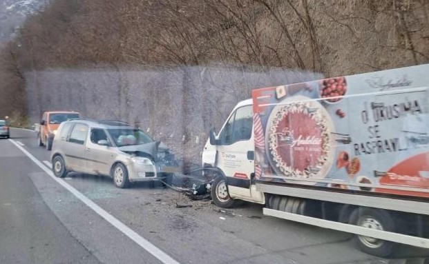 Direktan sudar automobila i kamiona: Vozila smrskana, dijelovi rasuti po putu | BL Portal