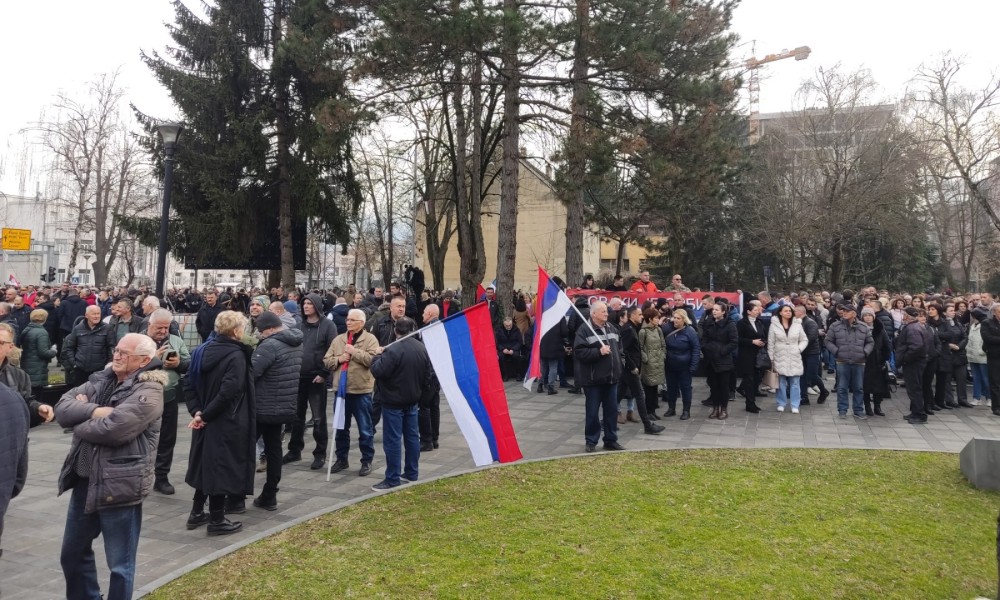 Hiljade građana ispred NSRS: Zastave, parole i poruke podrške na ...
