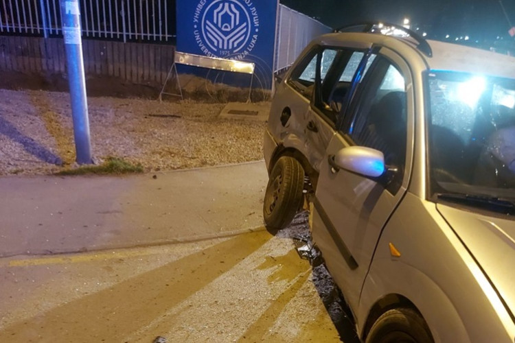 Dvije osobe povrijeđene u sudaru dva vozila na Istočnom tranzitu u Banjaluci | BL Portal