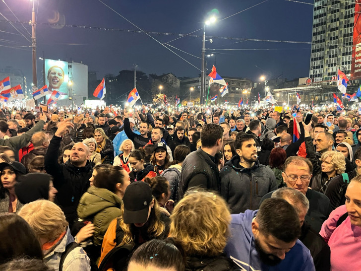 Masovni protesti u Beogradu: Slavijom odjekuju pjesme Blokadnog hora ...