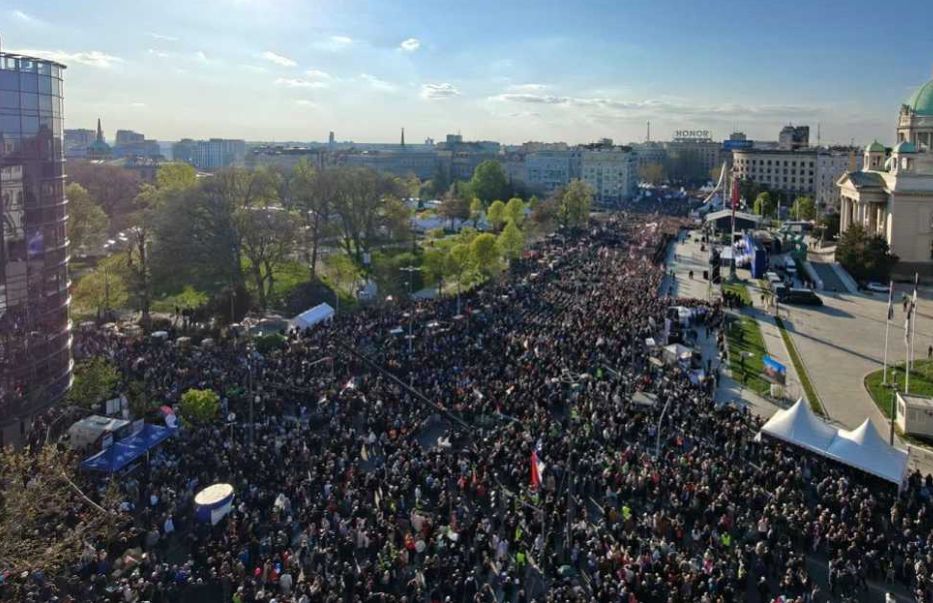 Ispred Skupštine Srbije: Počeo sabor vladajućih “Ne damo Srbiju” FOTO ...