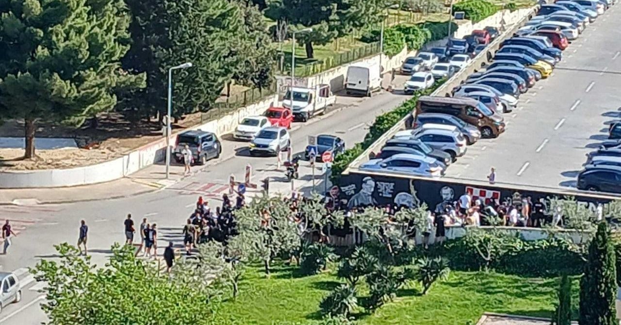 Povrijeđen 21 policajac: Zbog masovne tuče navijača u Splitu privedeno ...