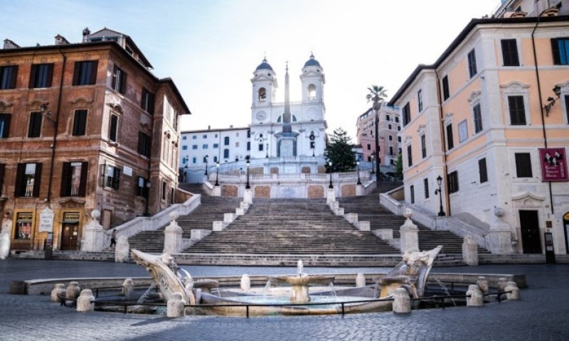 Jedna od najpoznatijih znamenitosti: Starac vozio automobil niz Španske ...