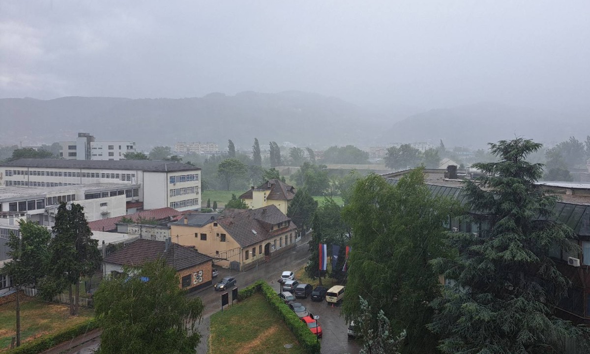 Pljusak praćen vjetrom i grmljavinom: Stiglo osvježenje u Banjaluku ...