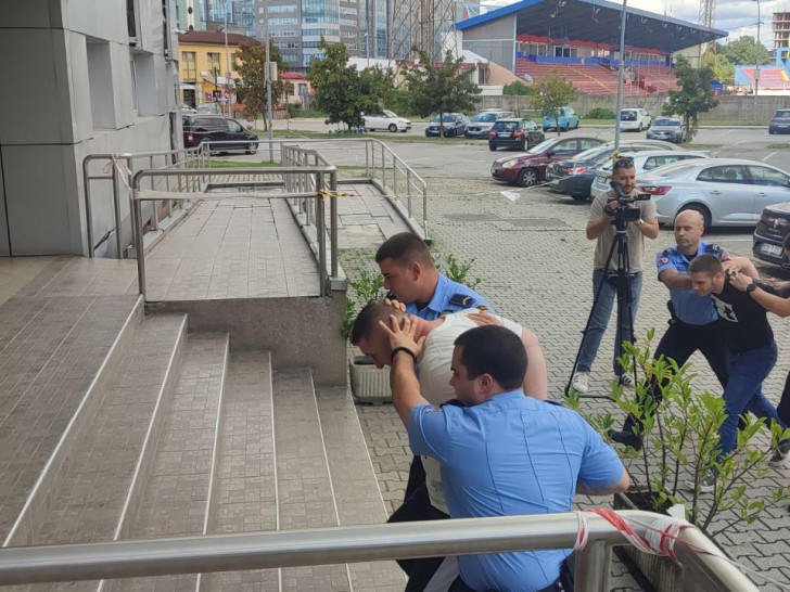 Dvojac s lisicama na rukama: Banjalučani uhapšeni zbog napada na policiju sprovedeni u ...